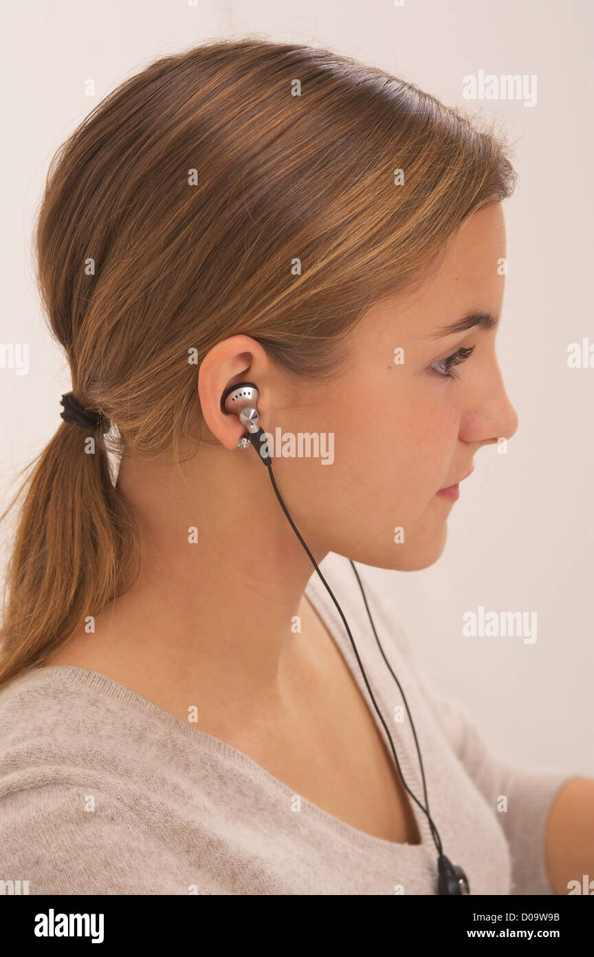 Teens listening to music walkman hi-res stock photography and images ...