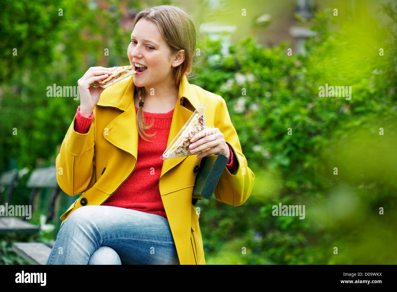 12 girl eating sandwich hi-res stock photography and images - Alamy