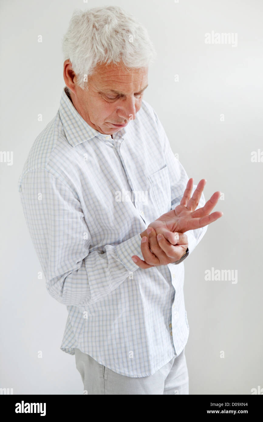 ELDERLY PERS. WITH PAINFUL HAND Stock Photo - Alamy