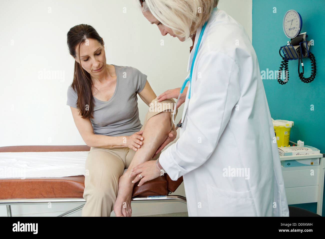 LEG, SYMPTOMATOLOGY IN A WOMAN Stock Photo - Alamy