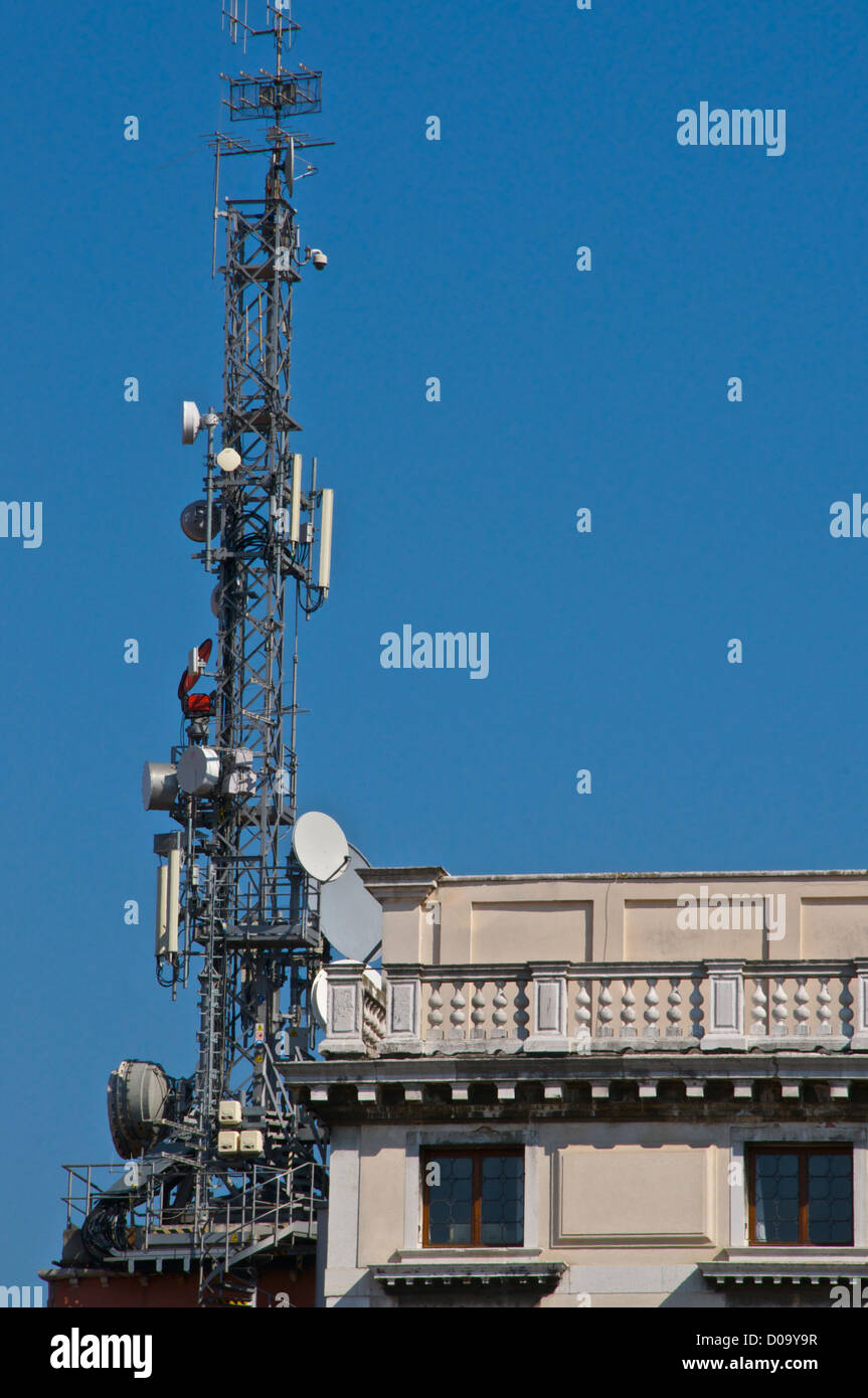 Cellphone antennas buildings hi-res stock photography and images - Alamy
