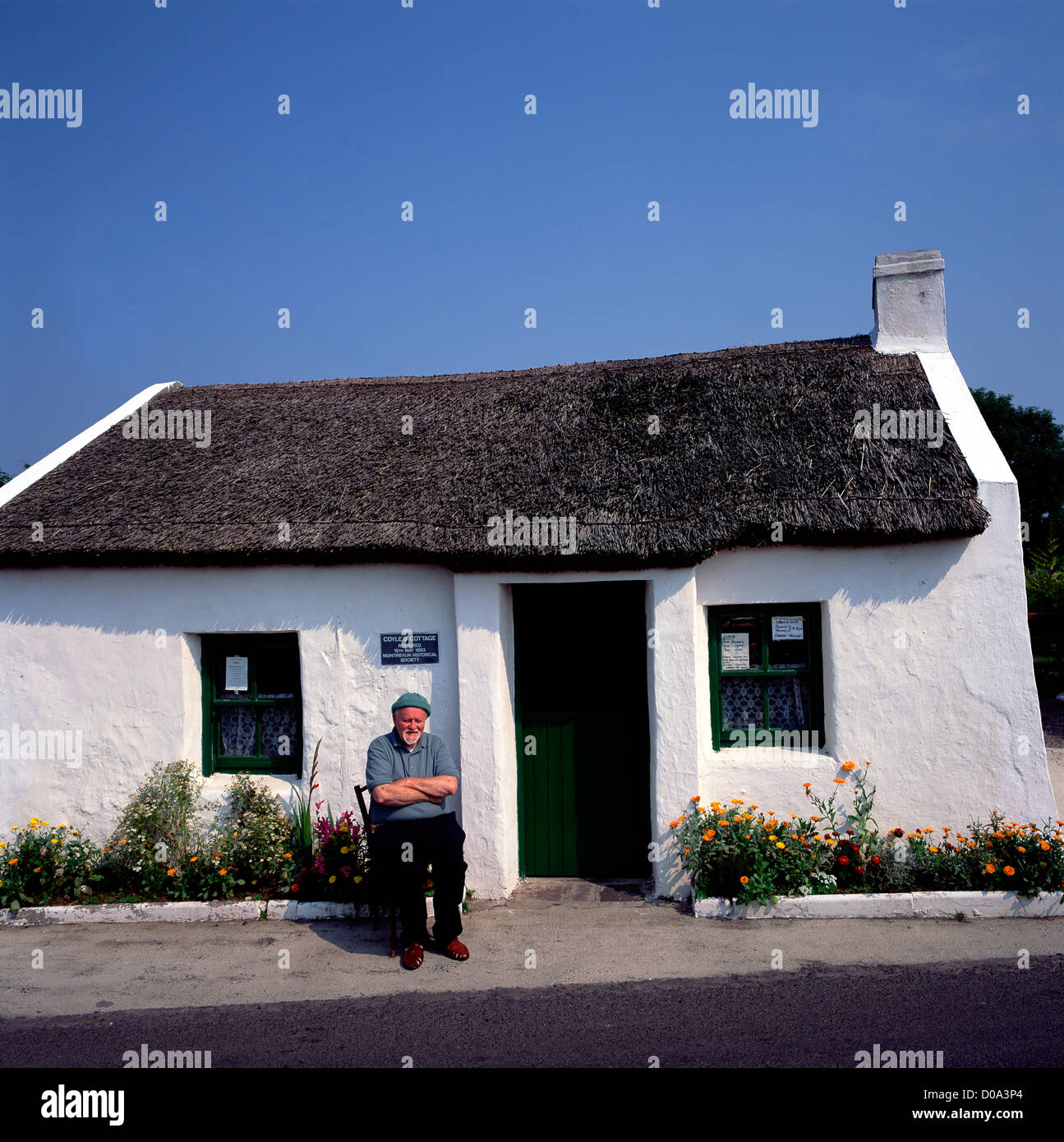 Irish Thatched Cottage Stock Photo - Alamy