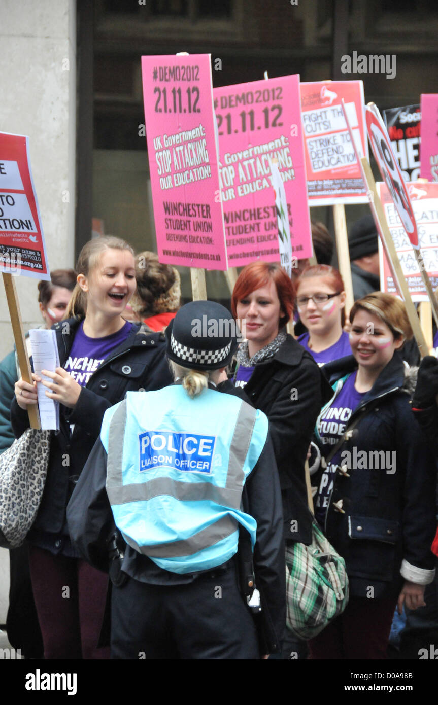 Temple, London, UK. 21st November 2012. A woman police officer talks to ...