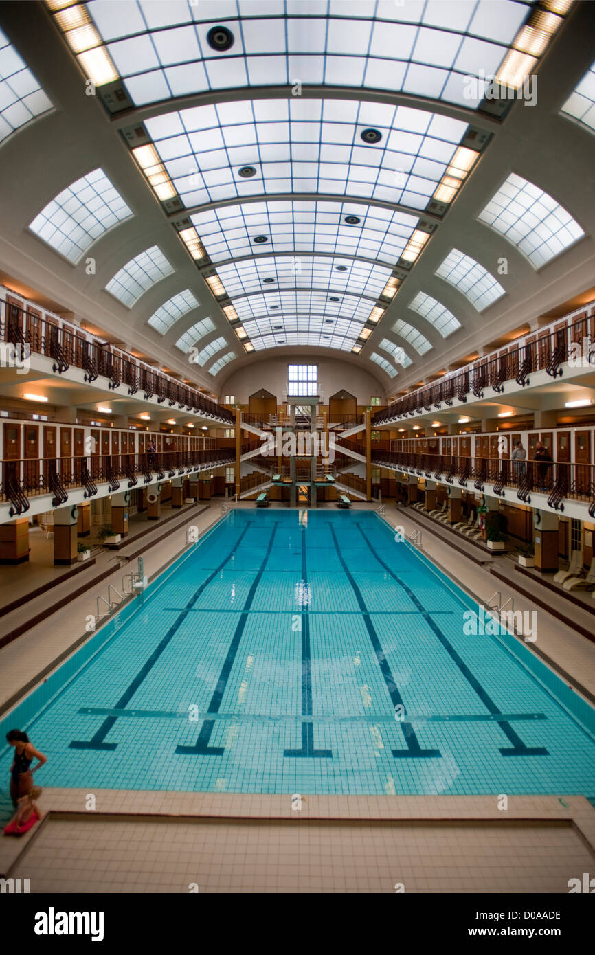 Österreich, Wien 10, Favoriten, Reumannplatz, Amalienbad Stock Photo ...