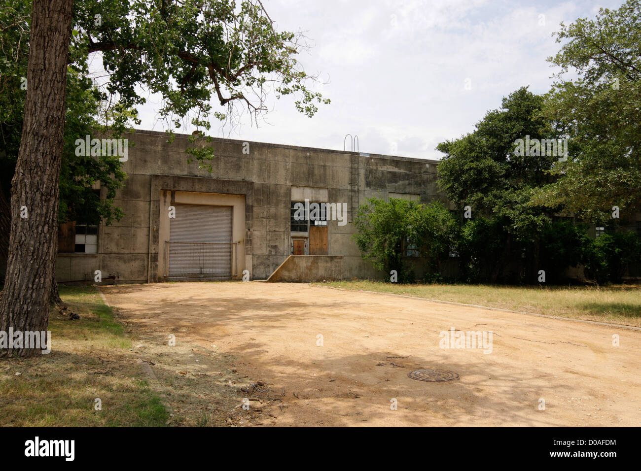 Abandoned industrial building in the city Stock Photo - Alamy