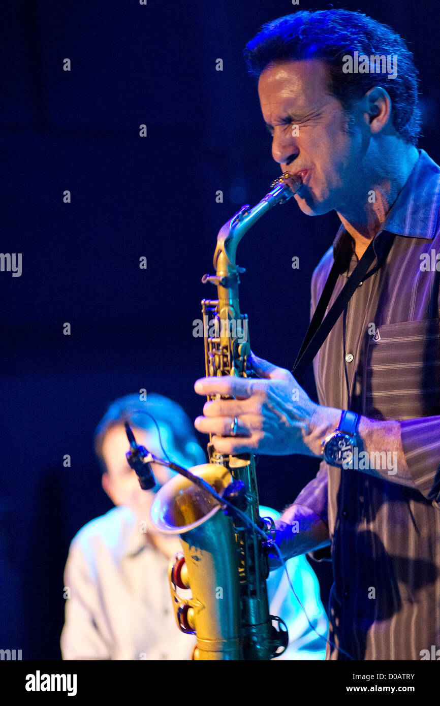 Eric Marienthal on Sax, Jeff Lorber Fusion performing live at MusicBox ...