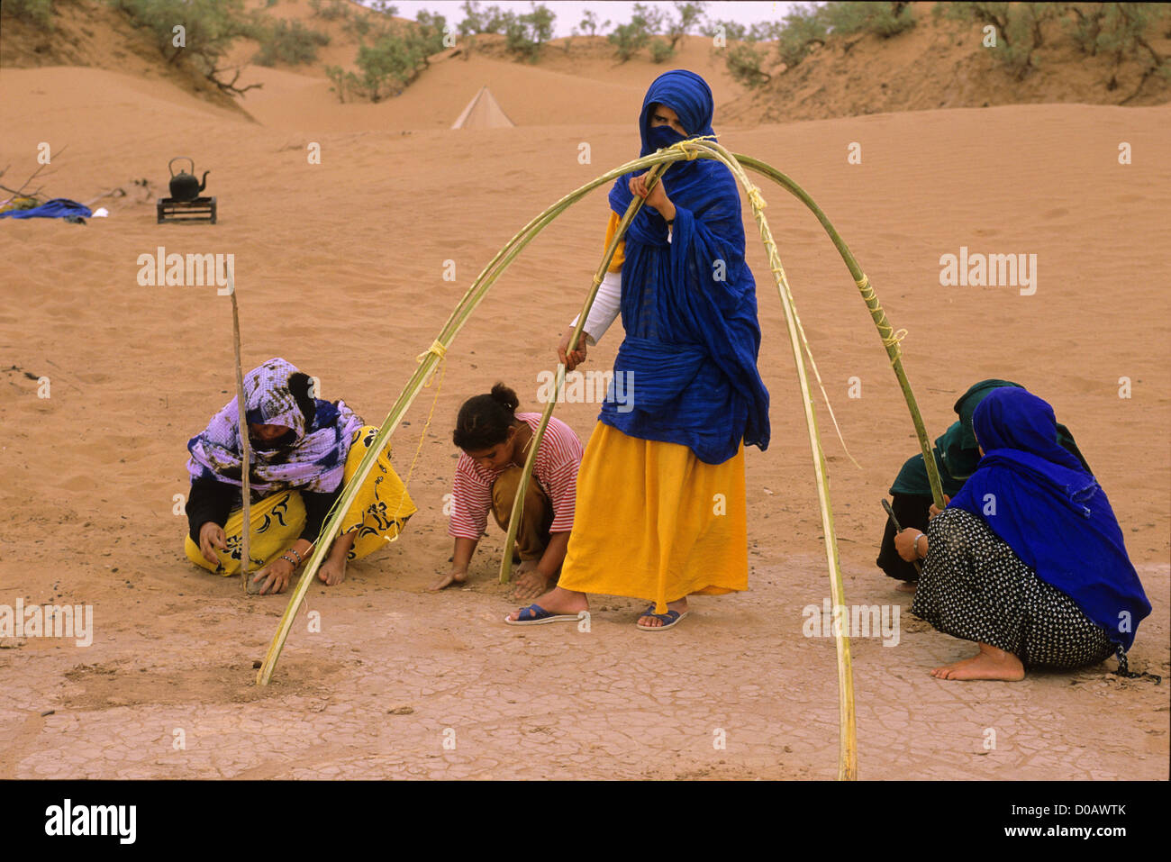 Women veiled africa desert hi-res stock photography and images - Alamy