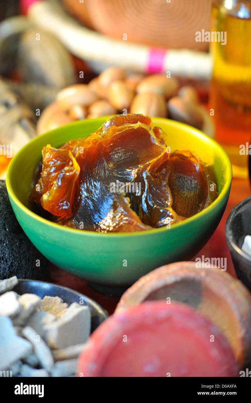 PLATTER HOLDING BLACK SOAP LIPSTICK (AKER FASSI) NUTS AND ARGAN OIL ...