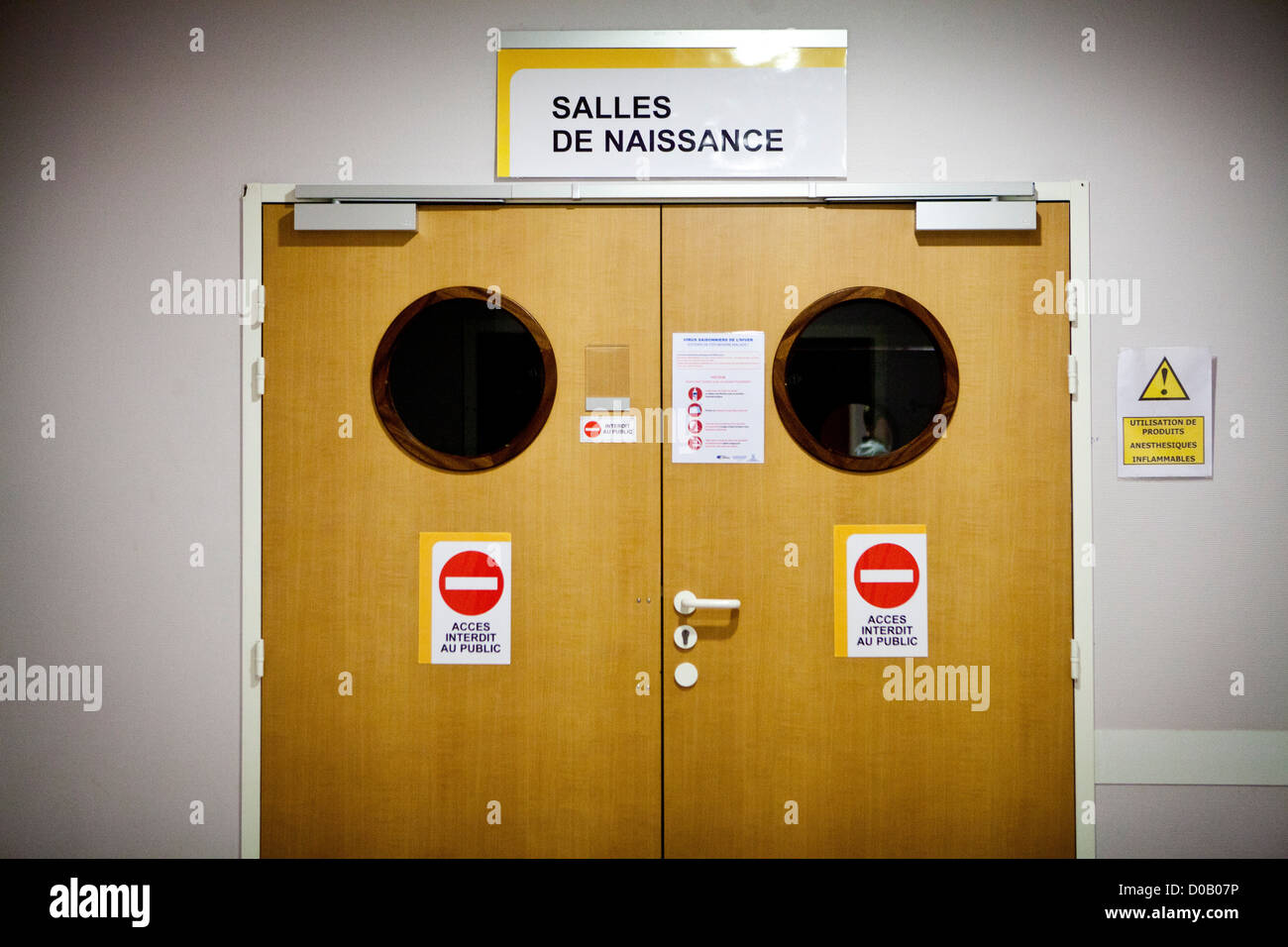 Labour ward hospital sign hi-res stock photography and images - Alamy
