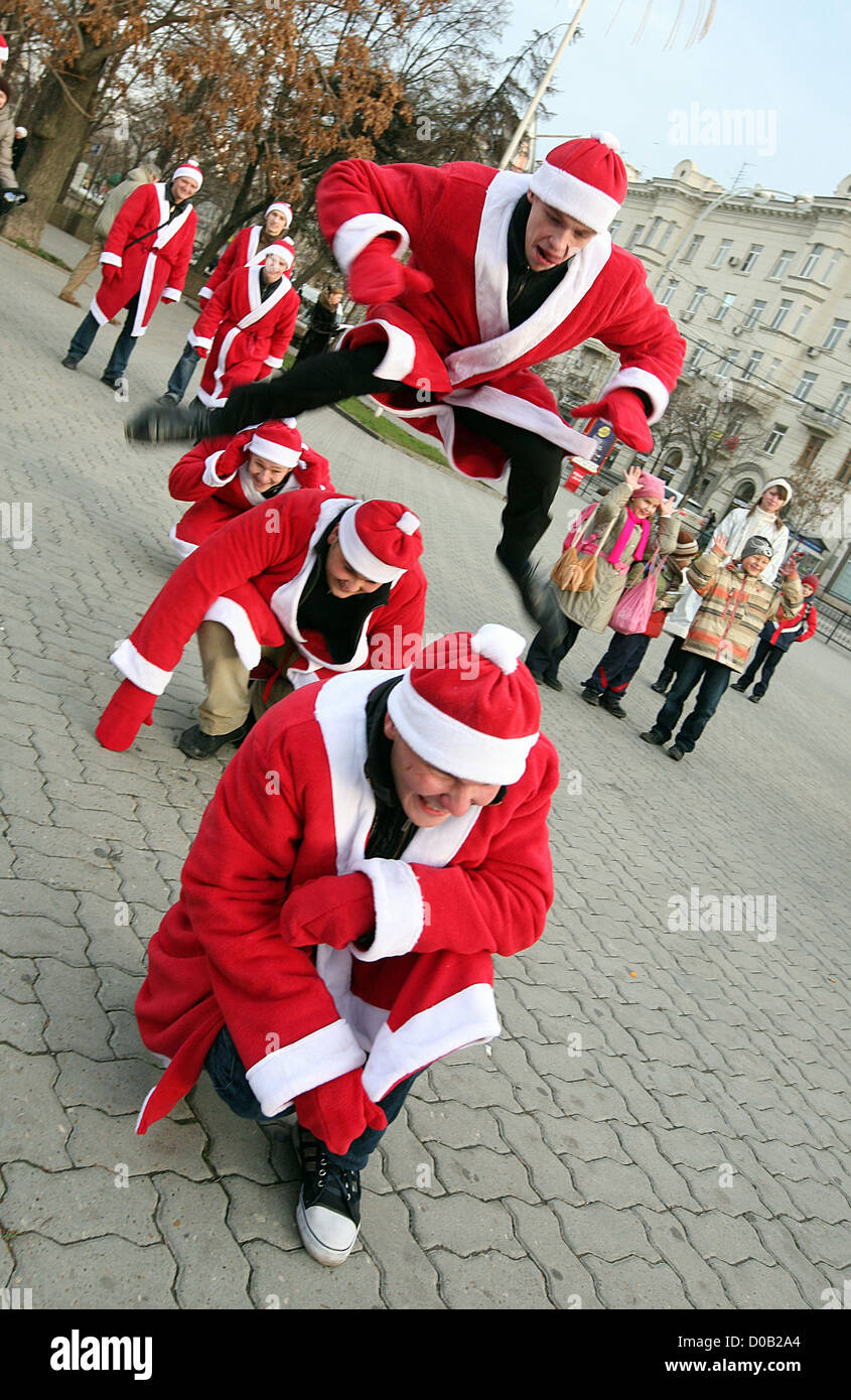Merry Flashmob Christmas Hundreds of people dressed as Father Christmas ...
