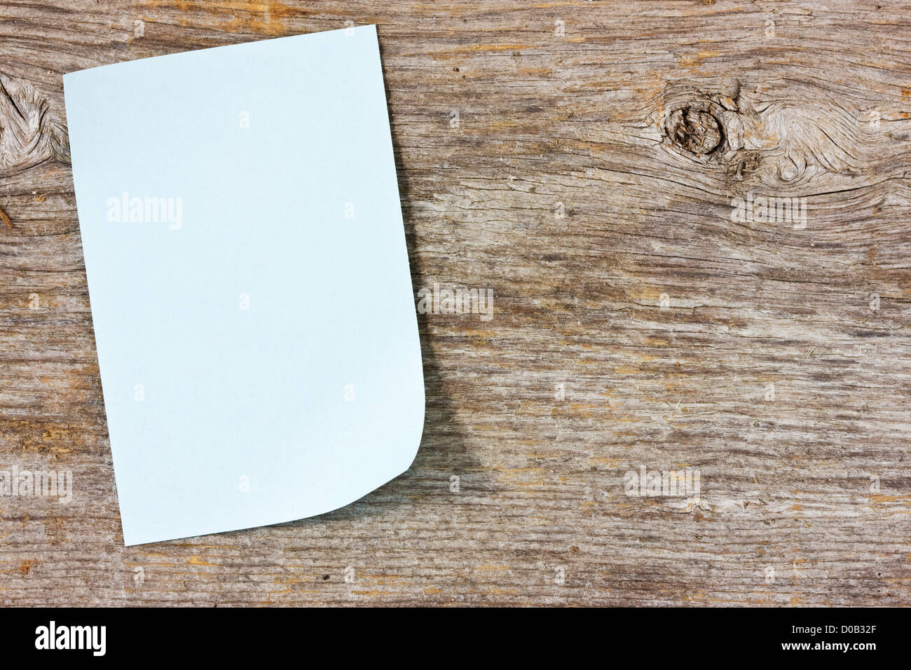 Blank sticky note on the wooden background Stock Photo - Alamy