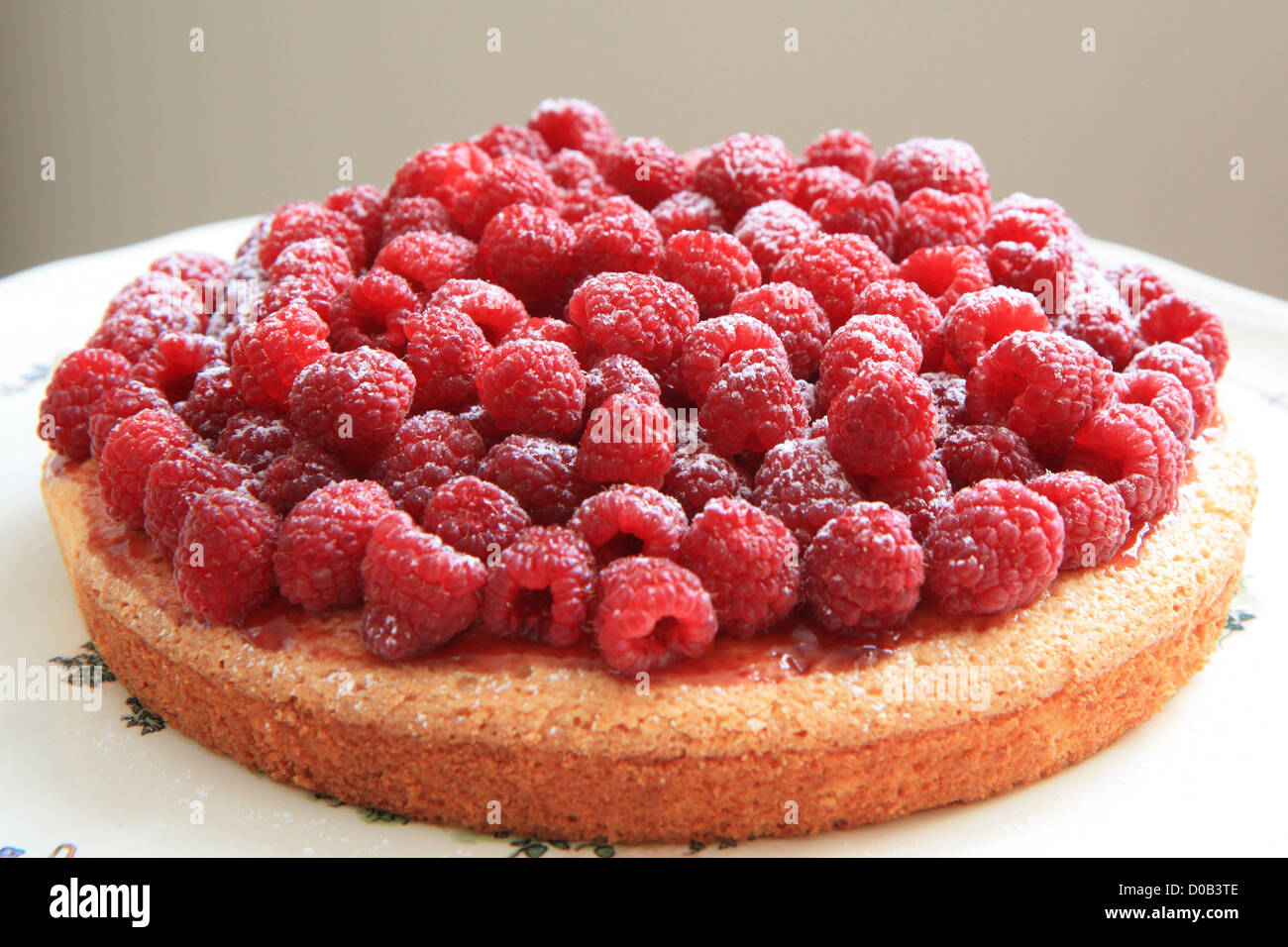 Raspberry pastry tart hi-res stock photography and images - Alamy