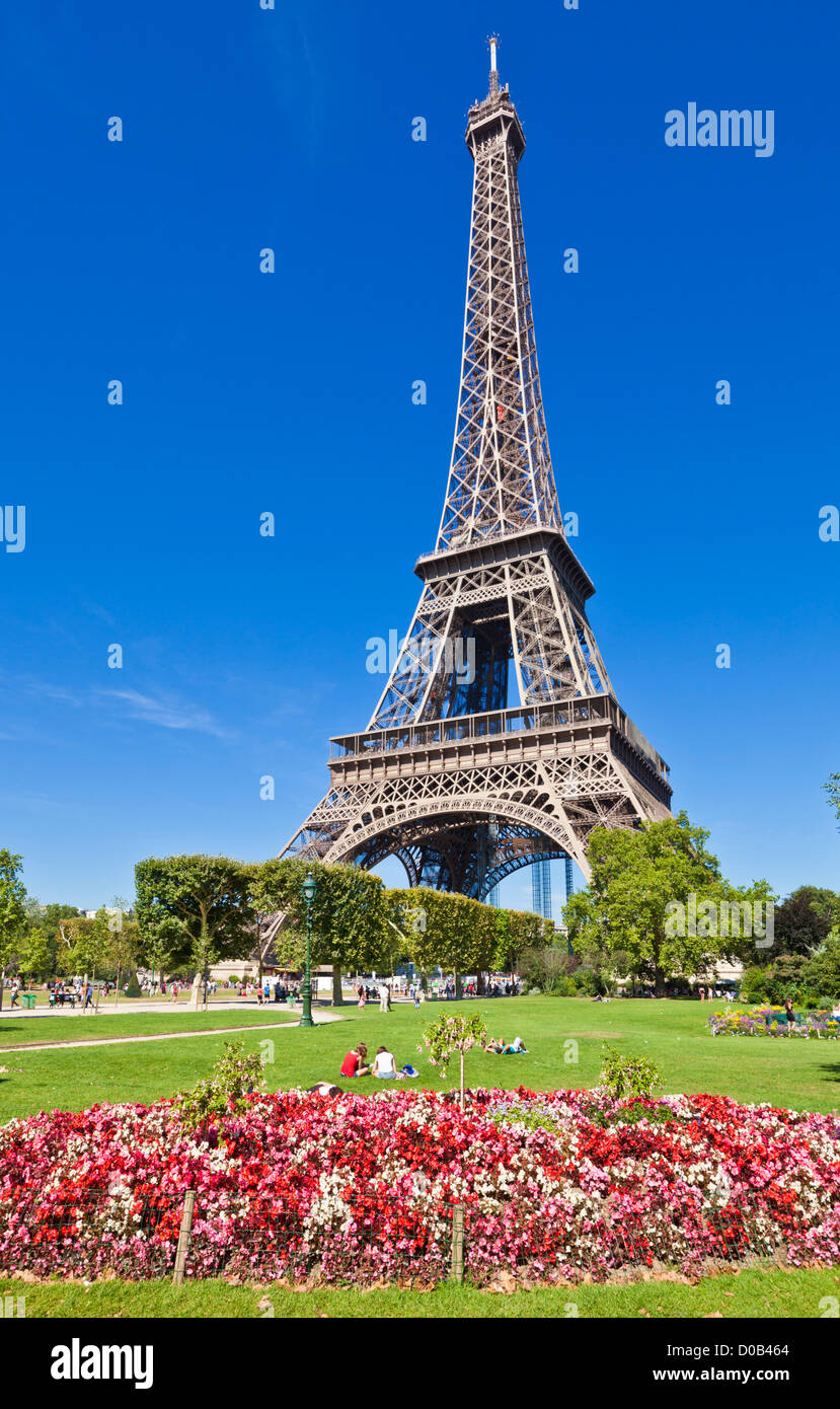 Paris monument tourists hi-res stock photography and images - Alamy
