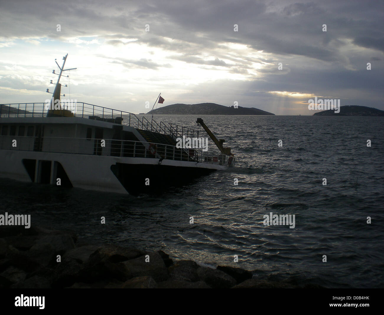 Ferry sinks the Marmara Sea. A storm caused the ferry to hit rocks ...
