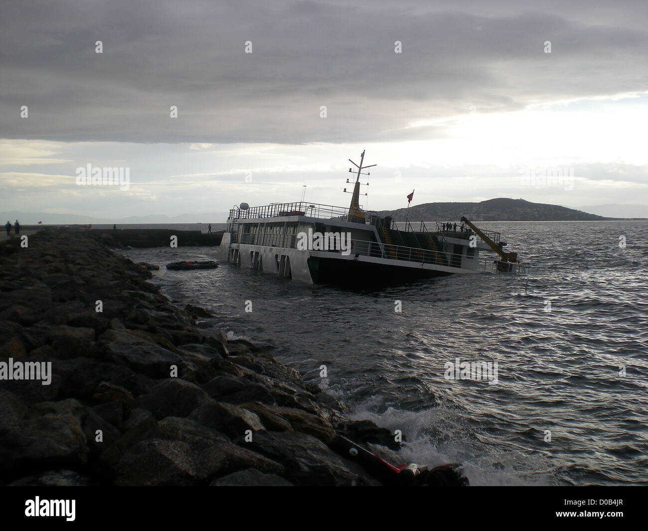 Ferry sinks the Marmara Sea. A storm caused the ferry to hit rocks ...