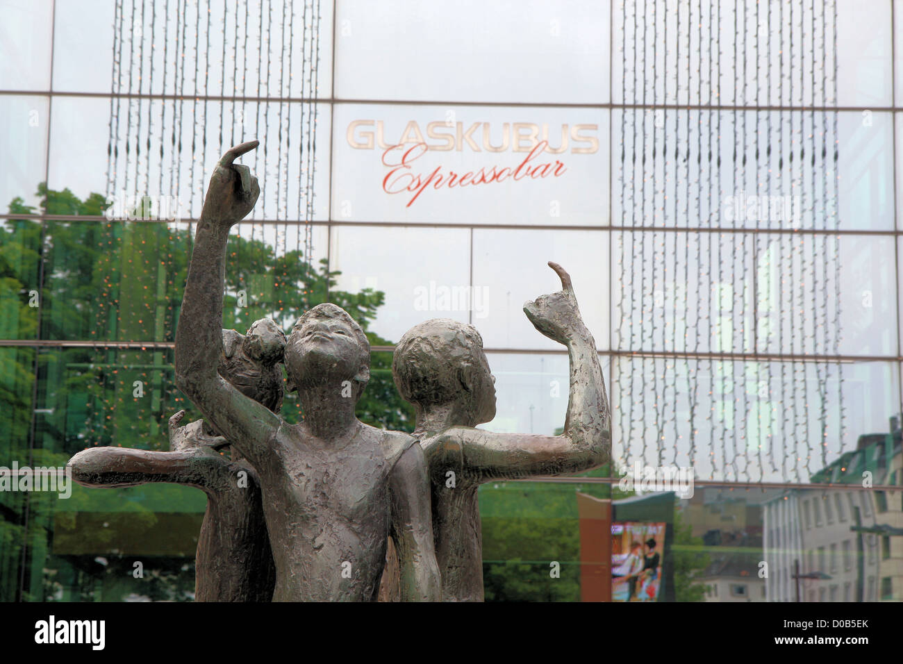 The "klenkes", the raised small finger children statues in Aachen ...