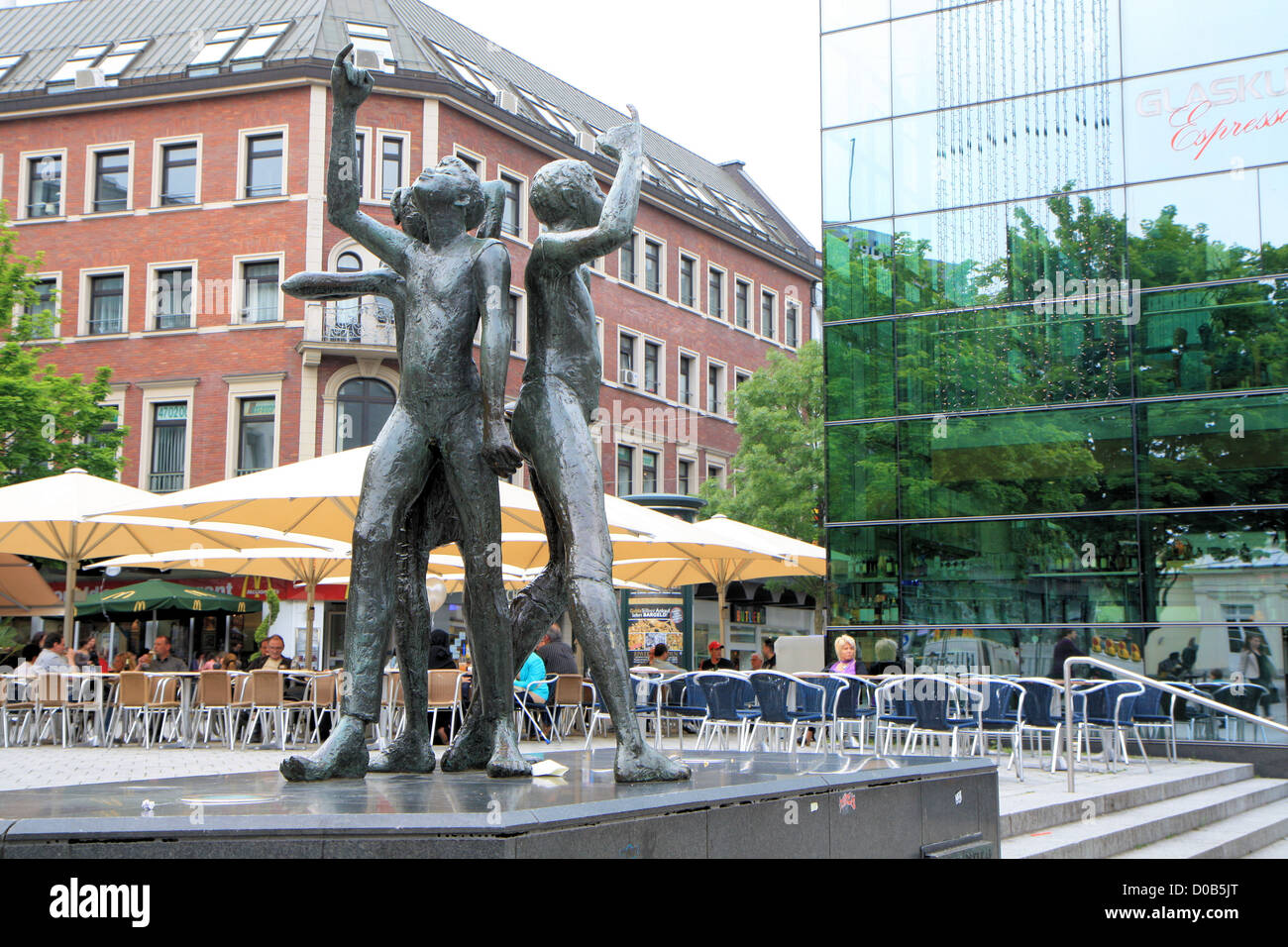 The "klenkes", the raised small finger, children statues in Aachen ...