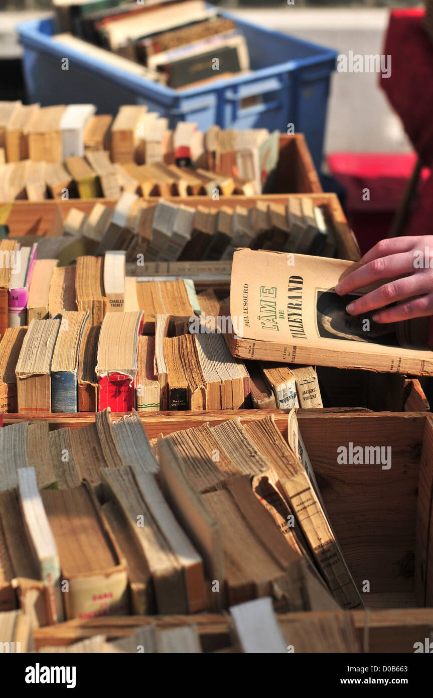 STAND OF OLD BOOKS TRADITIONAL SECOND-HAND GOODS MARKET SOMME (80 ...