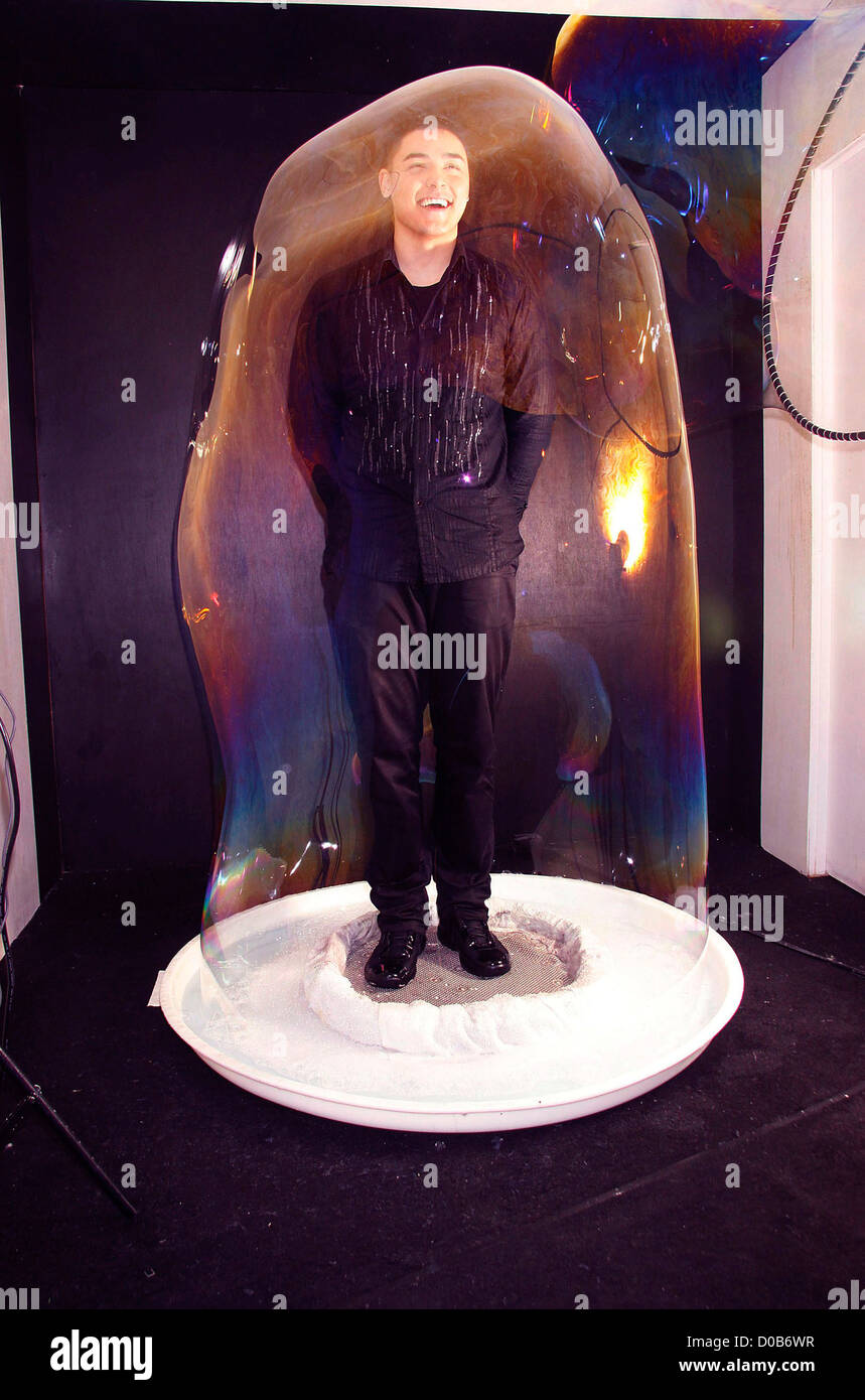 Deni Yang (Gazillion Bubble Artist) Cast members from the Broadway ...