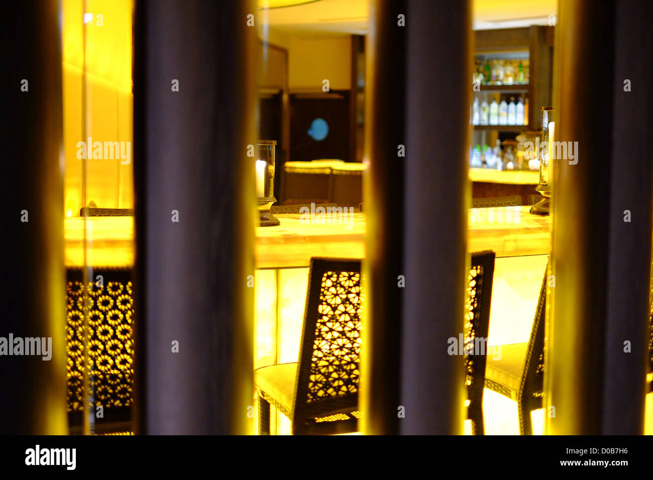 Empty bar at night Stock Photo - Alamy