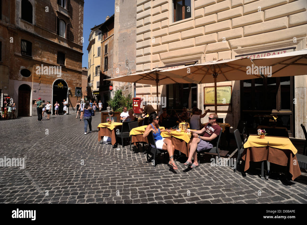 Outdoor cafe rome hi-res stock photography and images - Alamy
