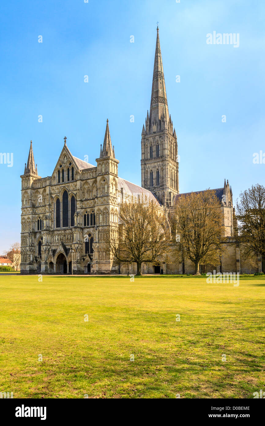 Salisbury cathedral exterior hi-res stock photography and images - Alamy