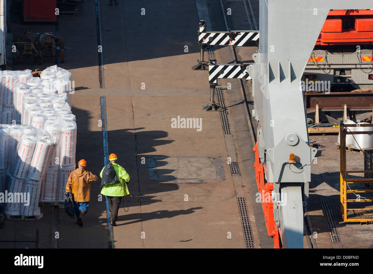 Shipyard workers hi-res stock photography and images - Alamy