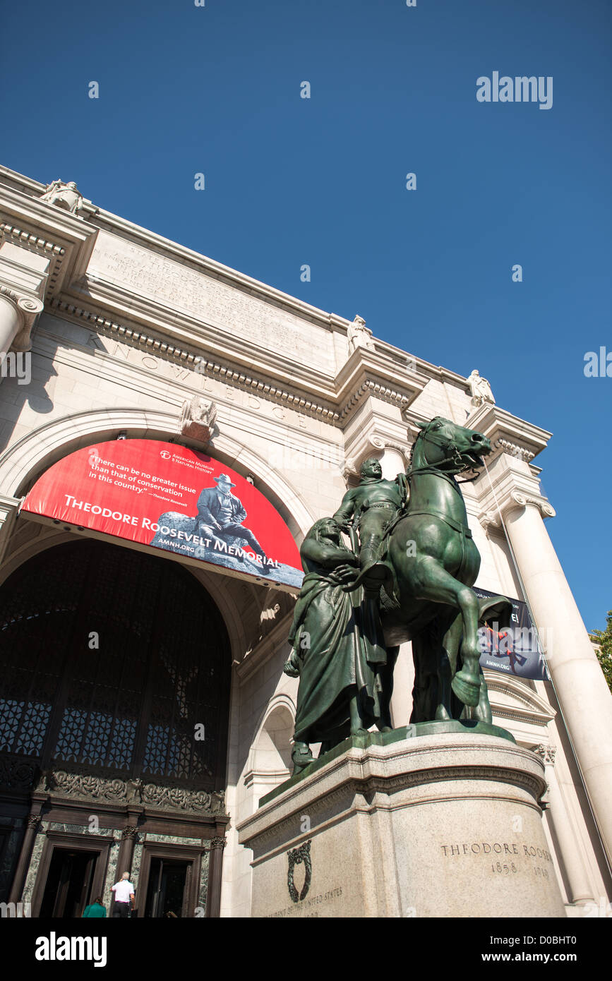 Statue Outside Museum Natural History Stock Photos & Statue Outside ...