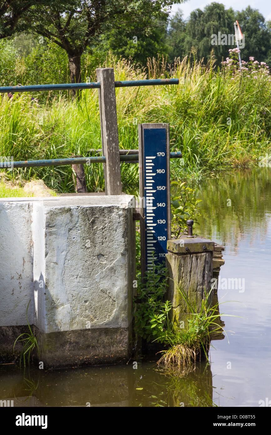 Water level scale hi-res stock photography and images - Alamy