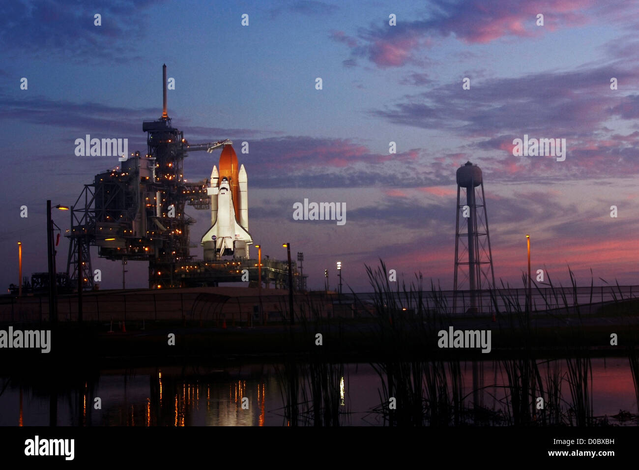 The Space Shuttle Discovery Sits Atop Launch Pad 39B Stock Photo - Alamy