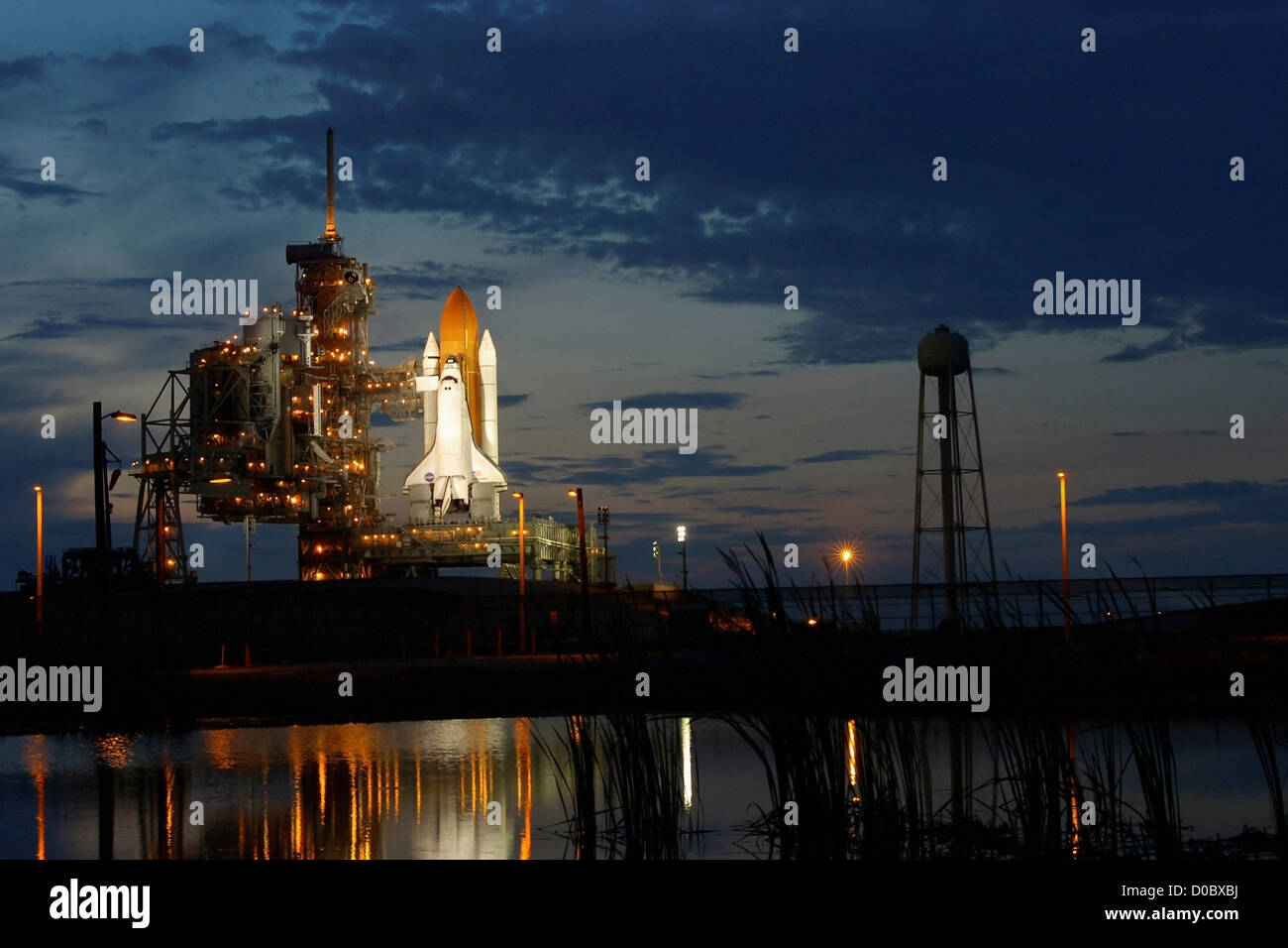 The Space Shuttle Discovery Sits Atop Launch Pad 39B Stock Photo - Alamy