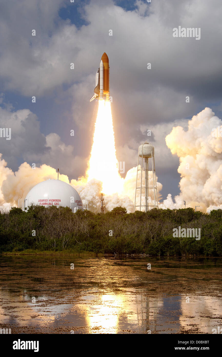 Liftoff of Space Shuttle Discovery Stock Photo - Alamy