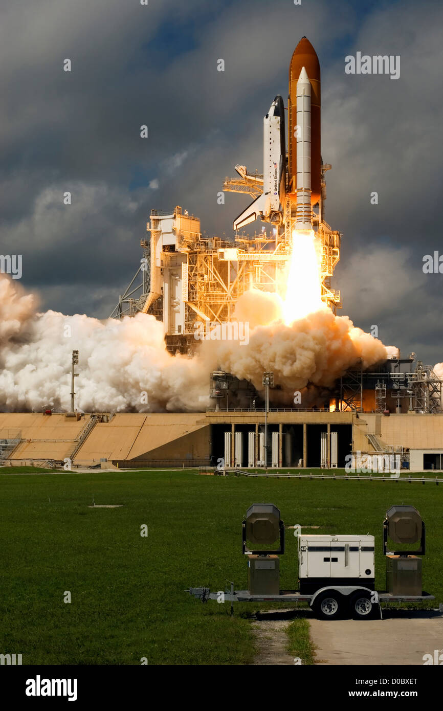 Launch of Space Shuttle Atlantis on STS-115 Stock Photo - Alamy
