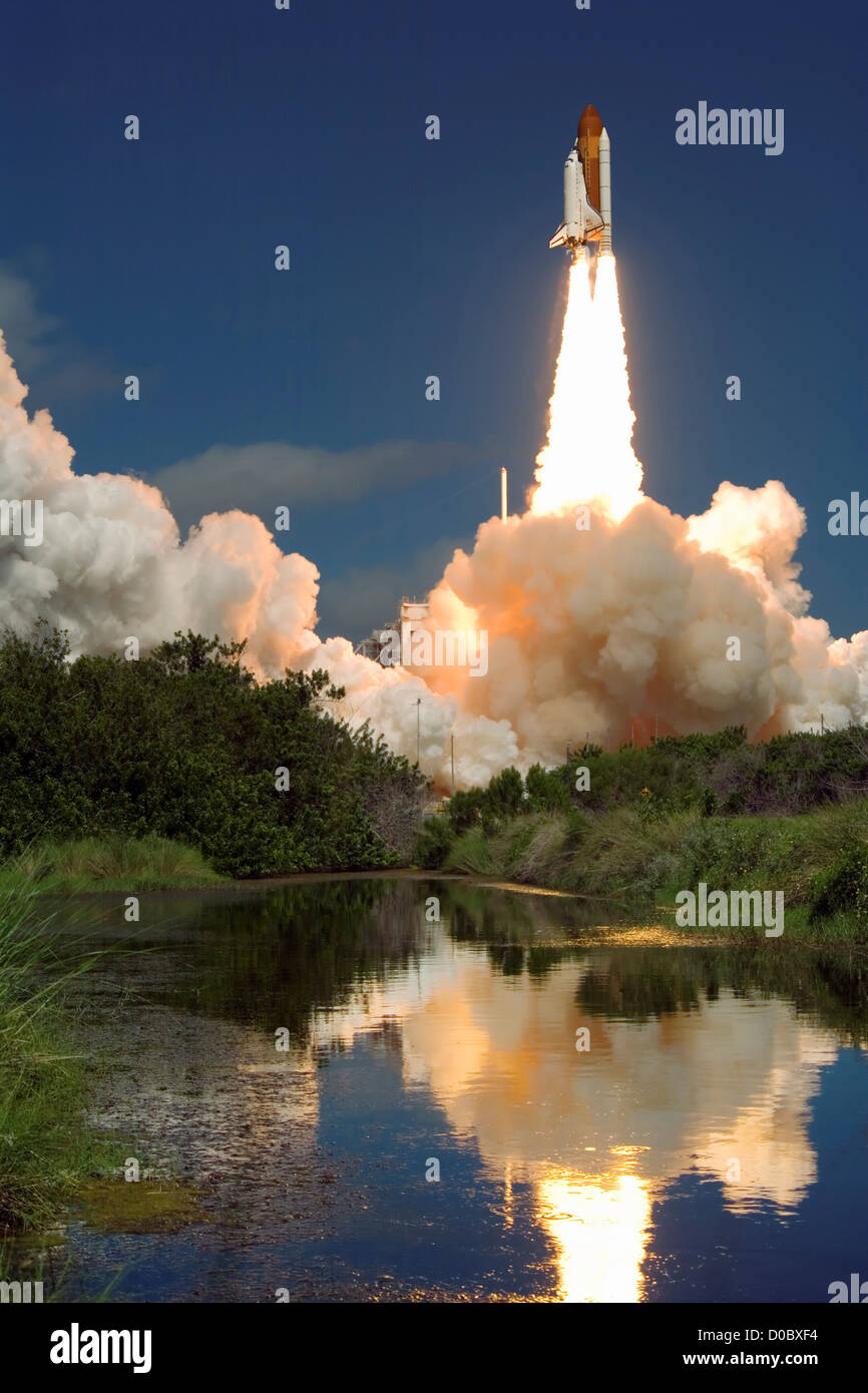 Launch of Space Shuttle Atlantis on STS-115 Stock Photo - Alamy