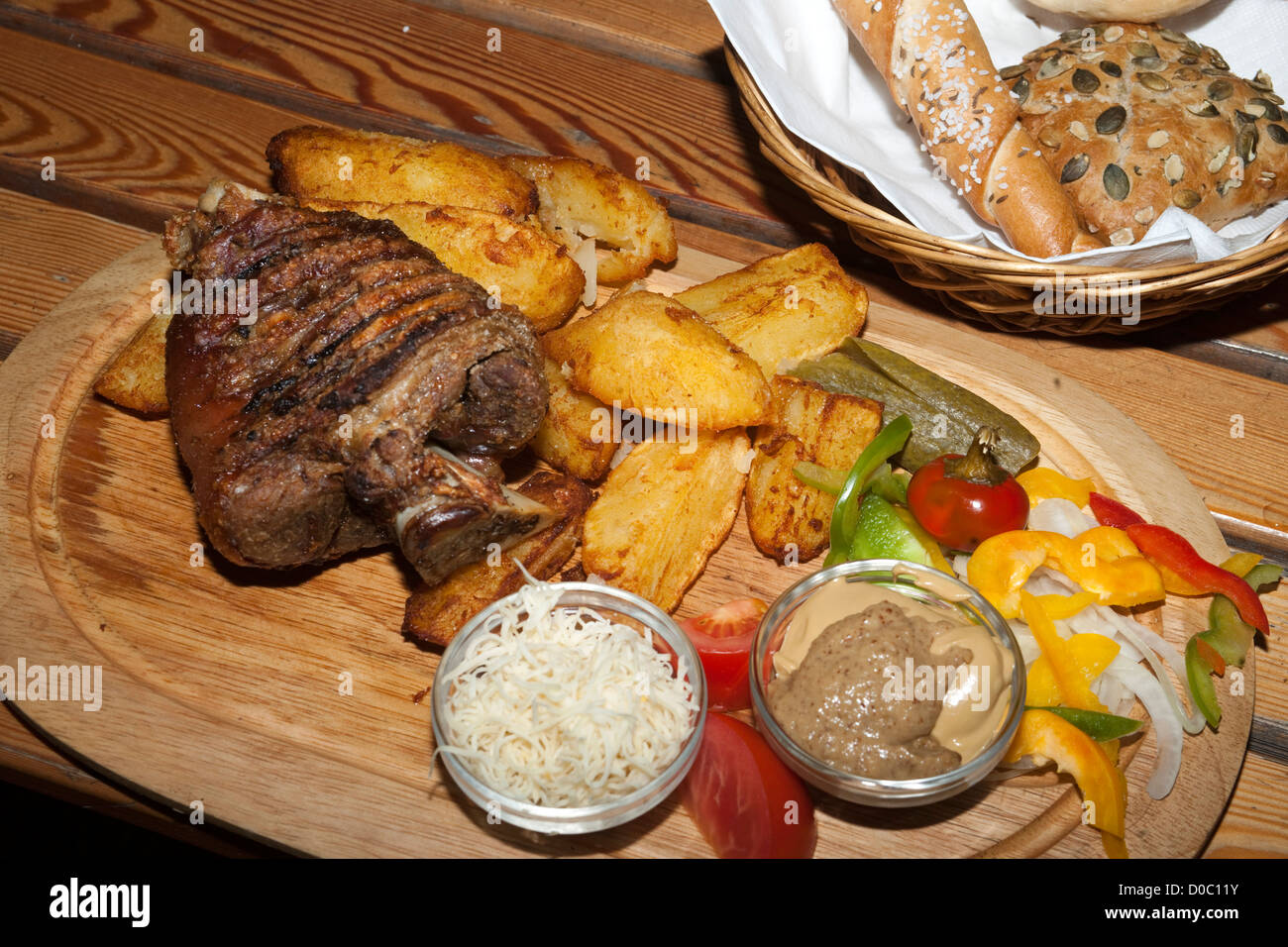 Deftige Wiener Küche, Stelzen Stock Photo - Alamy