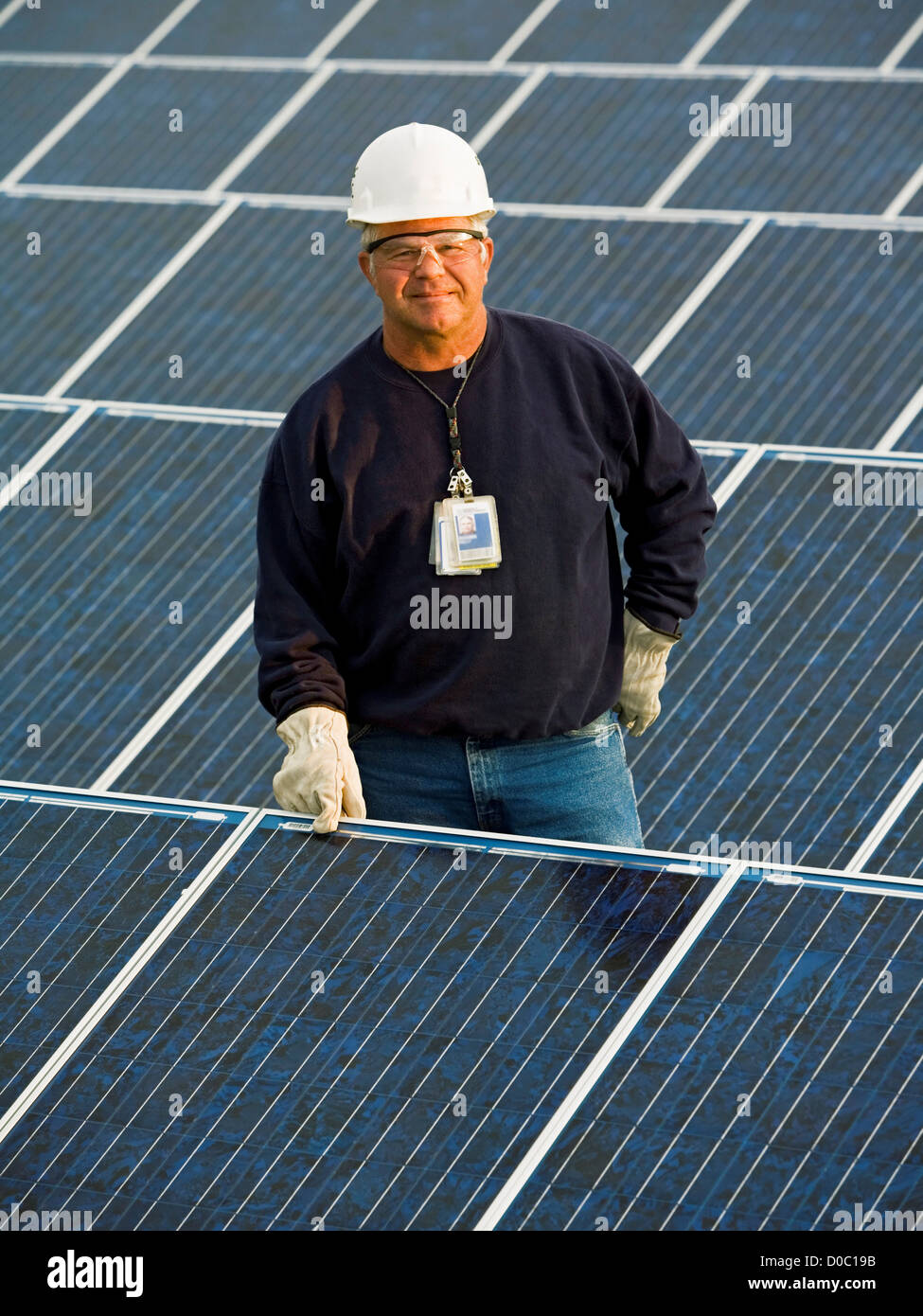 Solar panel stands hi-res stock photography and images - Alamy