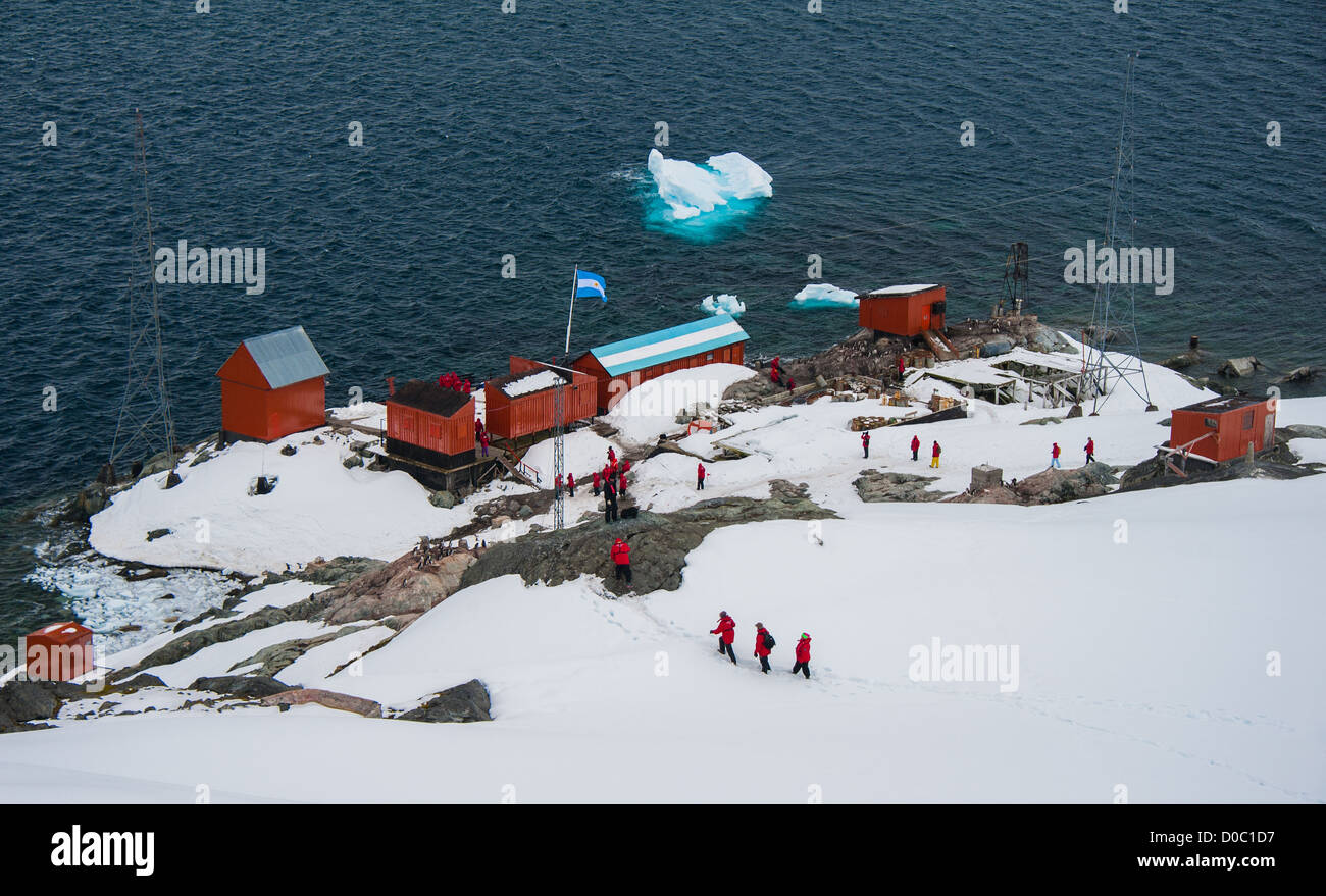 Expedition explore the station Stock Photo - Alamy