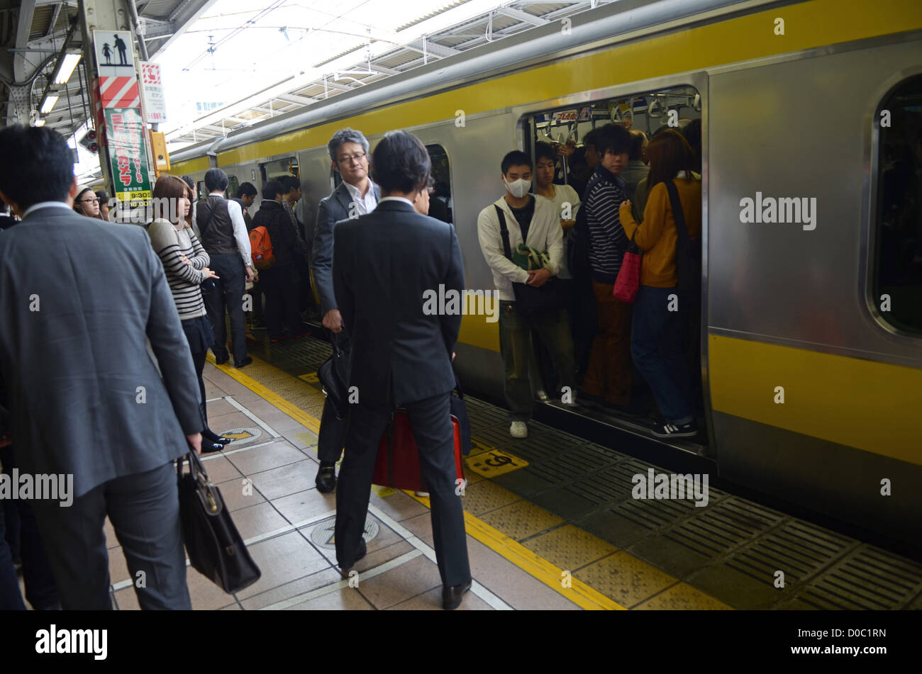 Tokyo subway platform crowded hi-res stock photography and images - Alamy