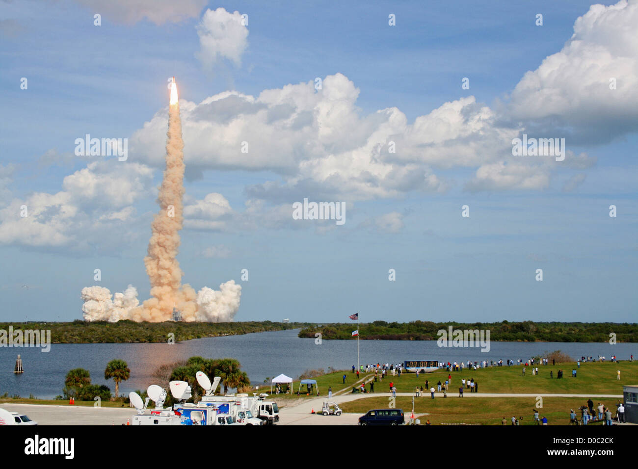 Sts 122 launch hi-res stock photography and images - Alamy