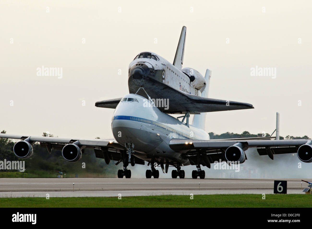Boeing 747 shuttle carrier hi-res stock photography and images - Alamy
