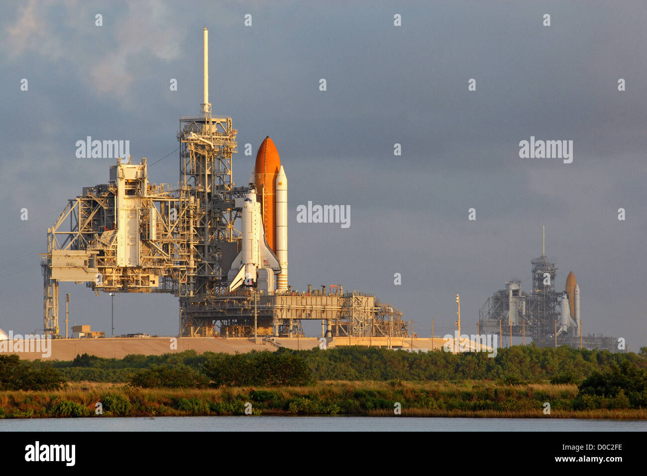 Two space shuttles hi-res stock photography and images - Alamy