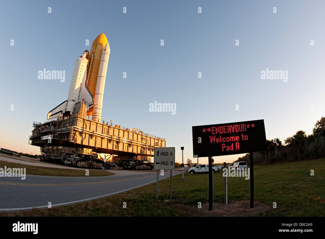 Space shuttle on crawler hi-res stock photography and images - Alamy