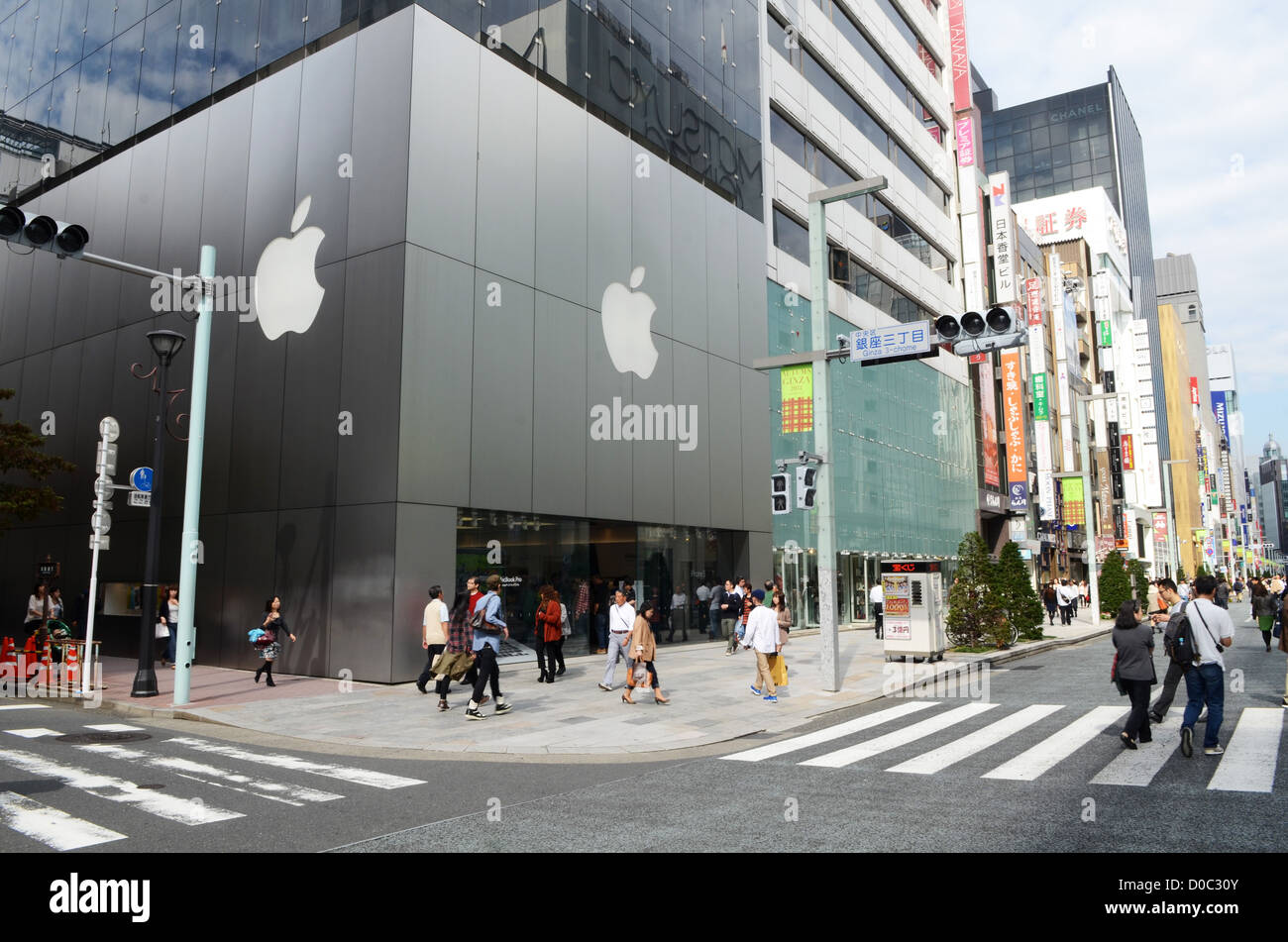 Apple Store in Ginza Street, Tokyo Stock Photo - Alamy