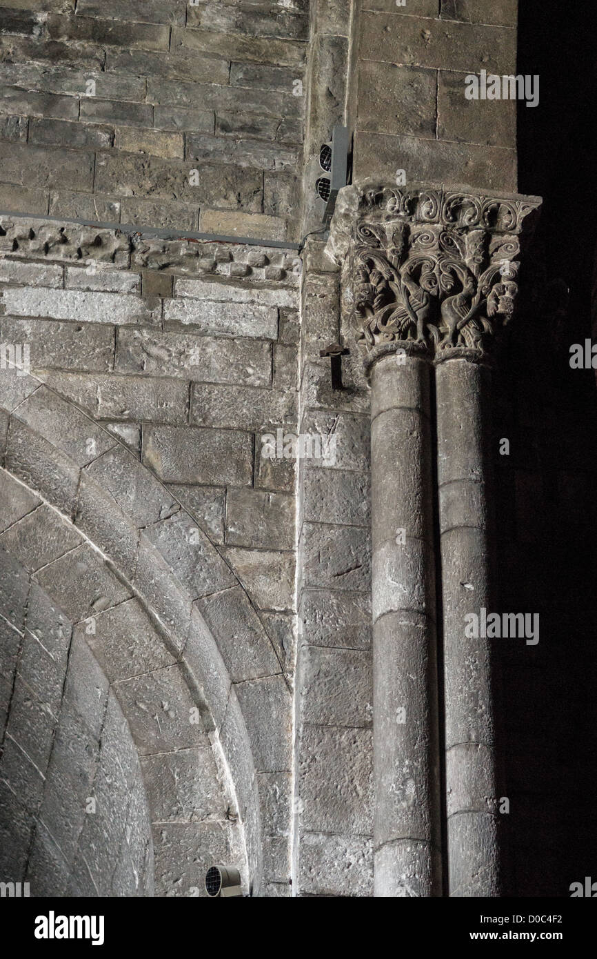 Romanesque columns and capital hi-res stock photography and images - Alamy