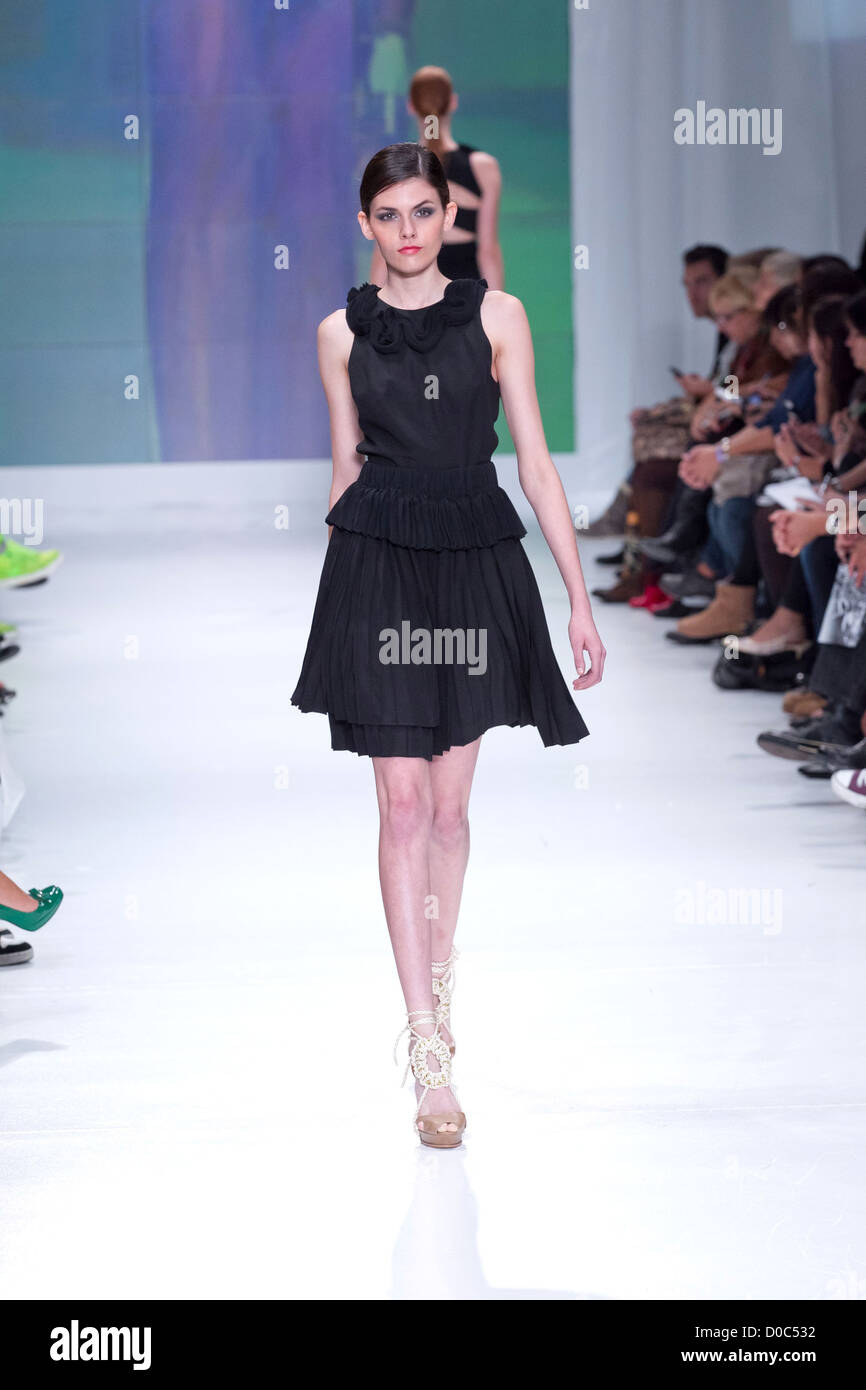 Model Lisbon Fashion Week Spring/Summer Alves and Goncalves- Catwalk ...