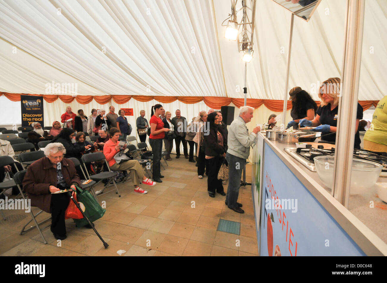 Food demonstration food festival hi-res stock photography and images ...