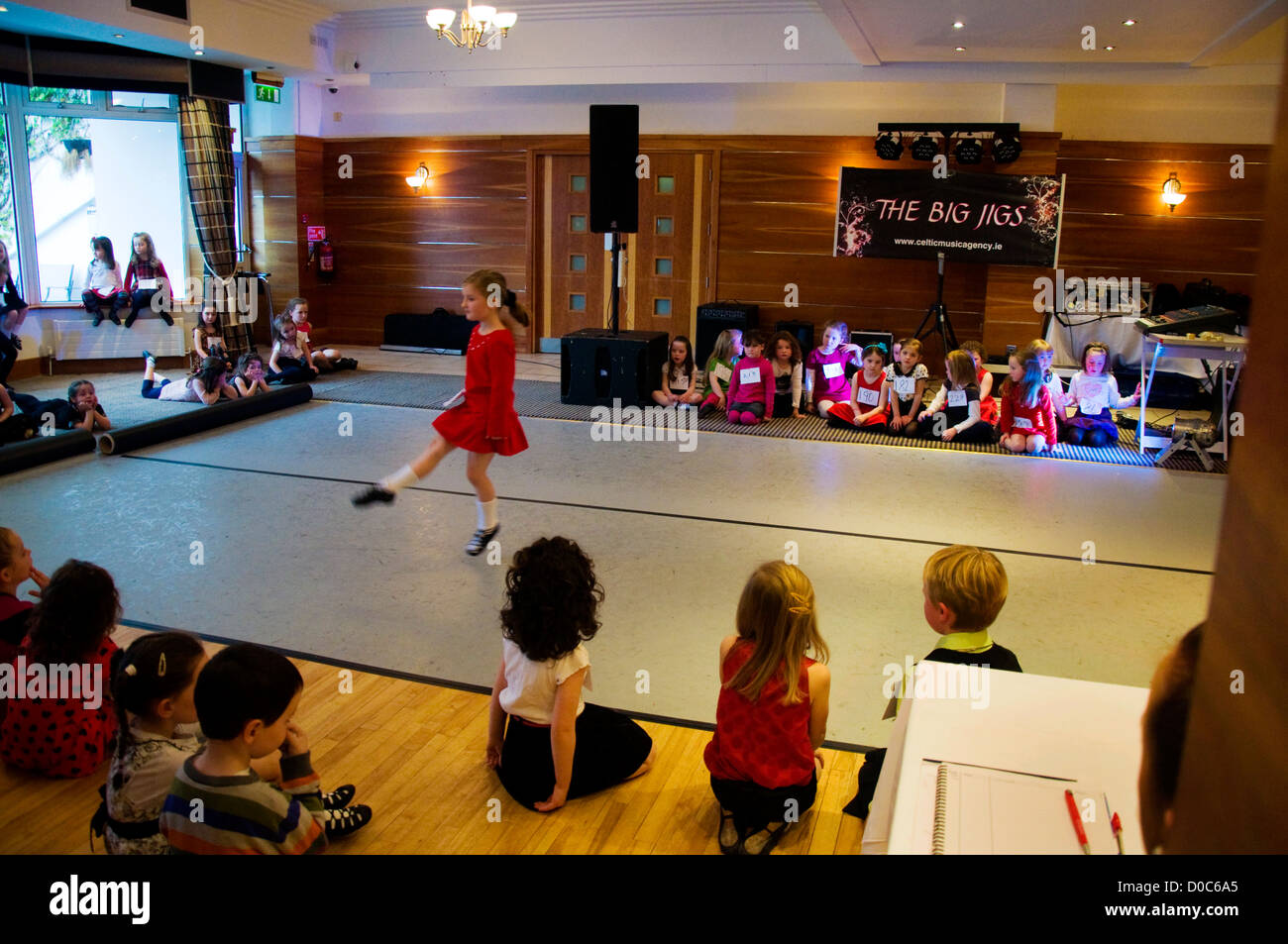 Irish girls dancing hi-res stock photography and images - Alamy