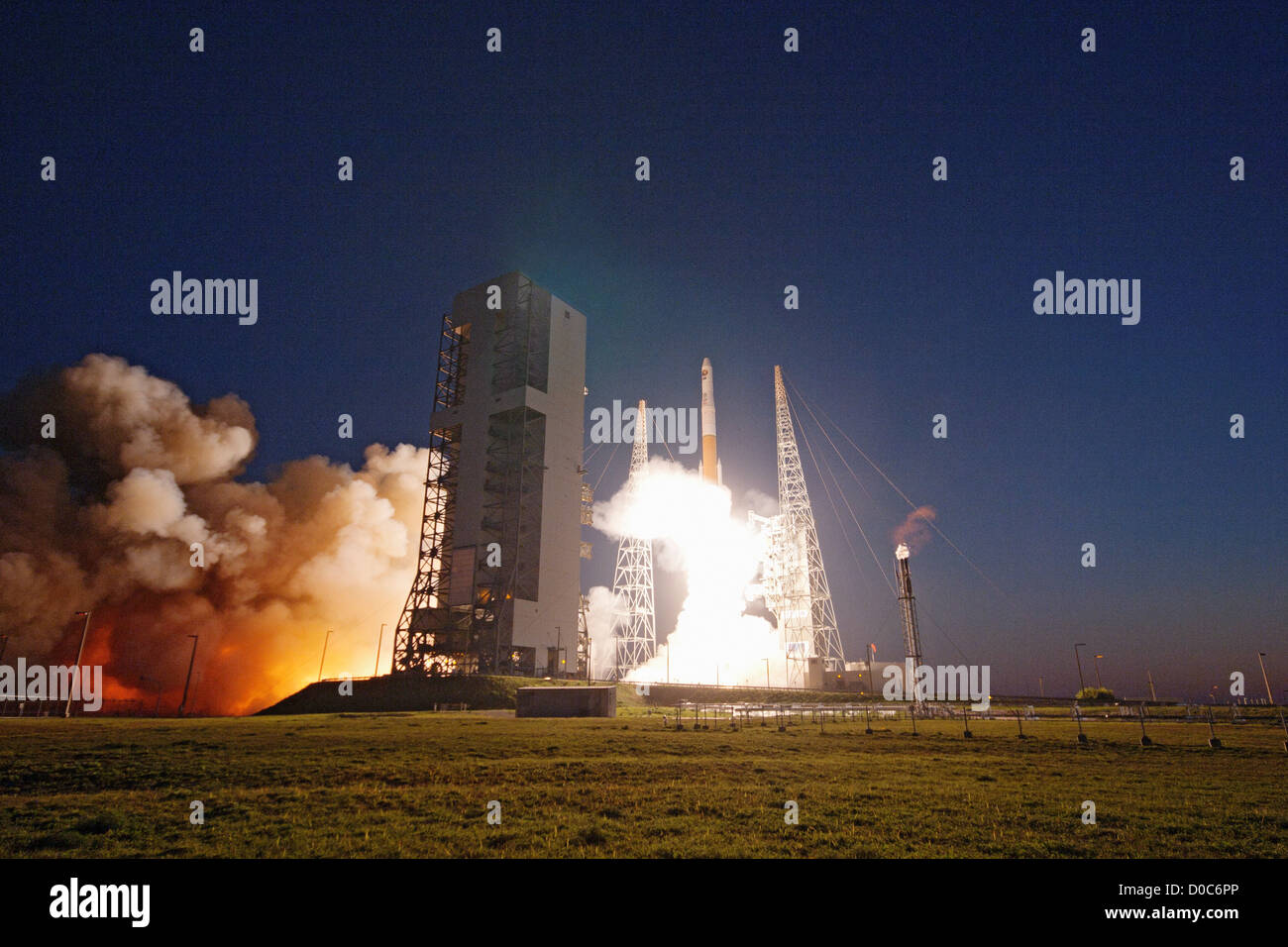 A Delta IV rocket lifts off just nine minutes after sunset L-27 ...