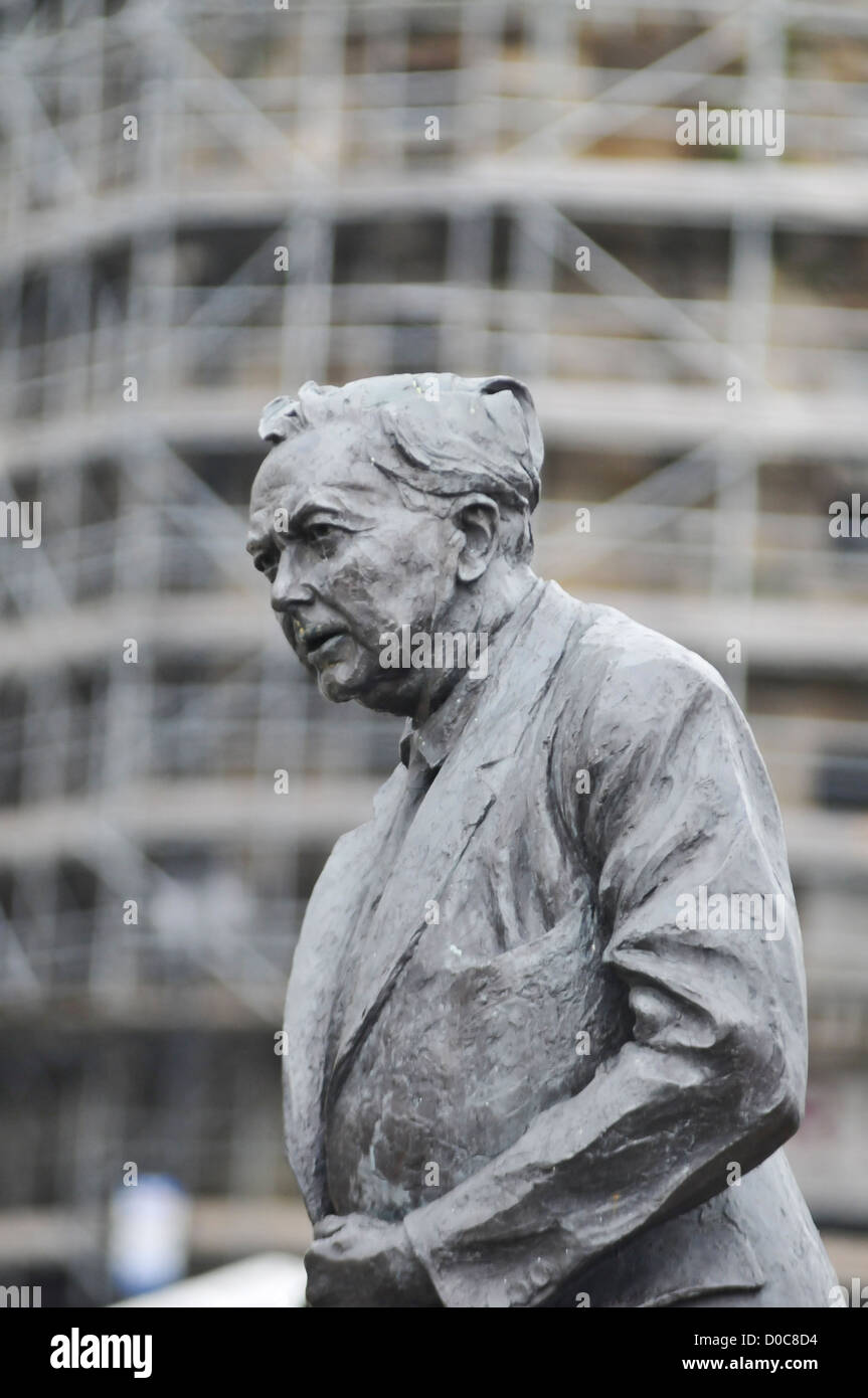 Harold Wilson statue St George's Square Huddersfield Stock Photo - Alamy