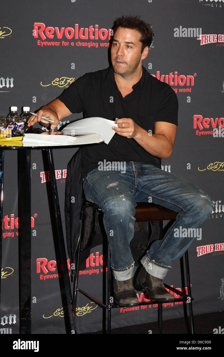 Jeremy Piven Jeremy Piven greets fans and signs autographs at the ...